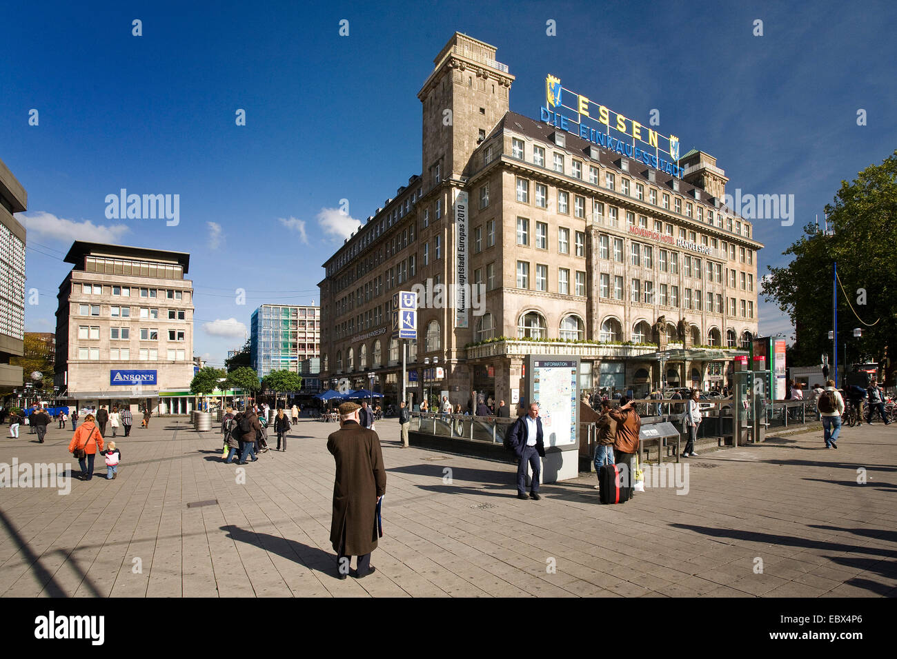 people in fron of the handelshof with label 'Essen die Einkaufsstadt ...