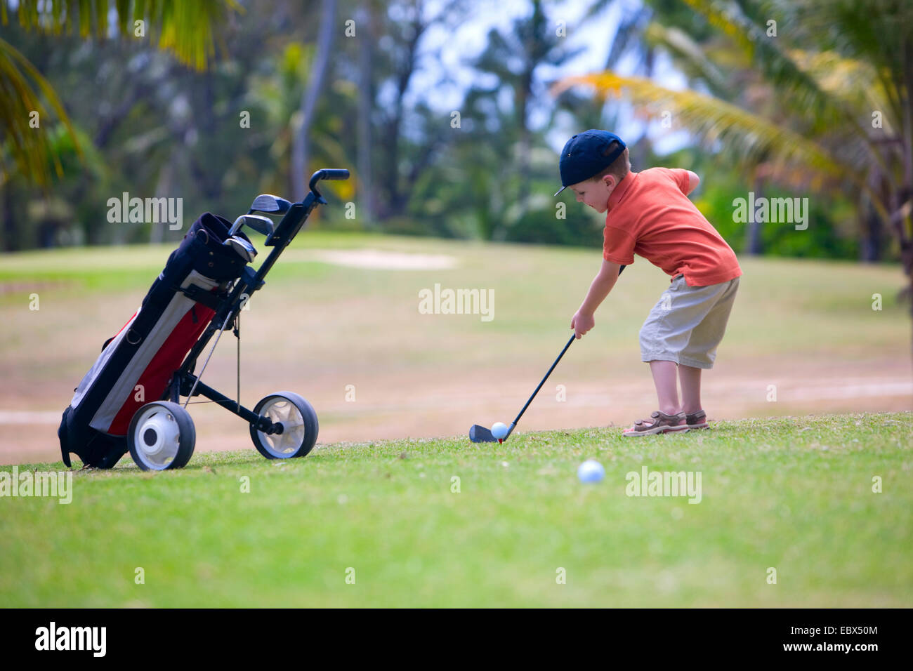 4 years old boy playing golf on a golf course Stock Photo - Alamy