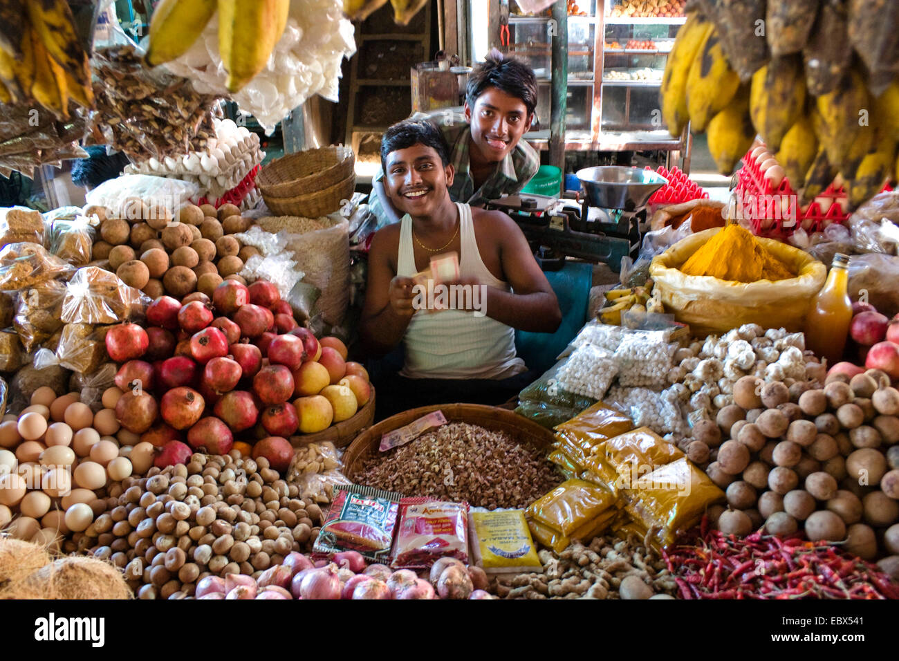 Indian market sellers hi-res stock photography and images - Alamy