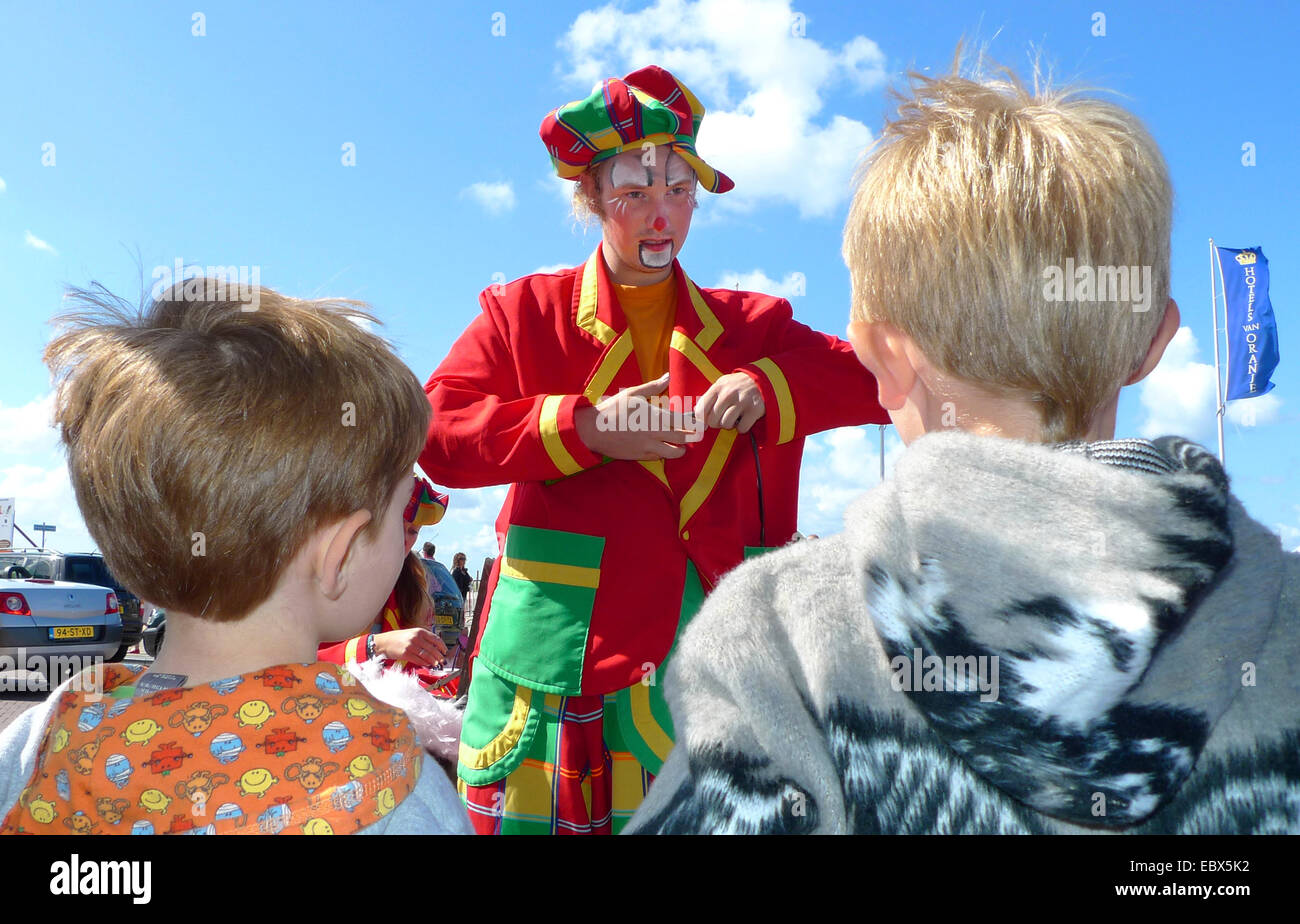 Children watching buskers hi-res stock photography and images - Alamy