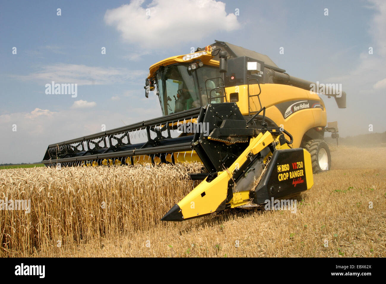 Two combine harvesters work hi-res stock photography and images - Alamy