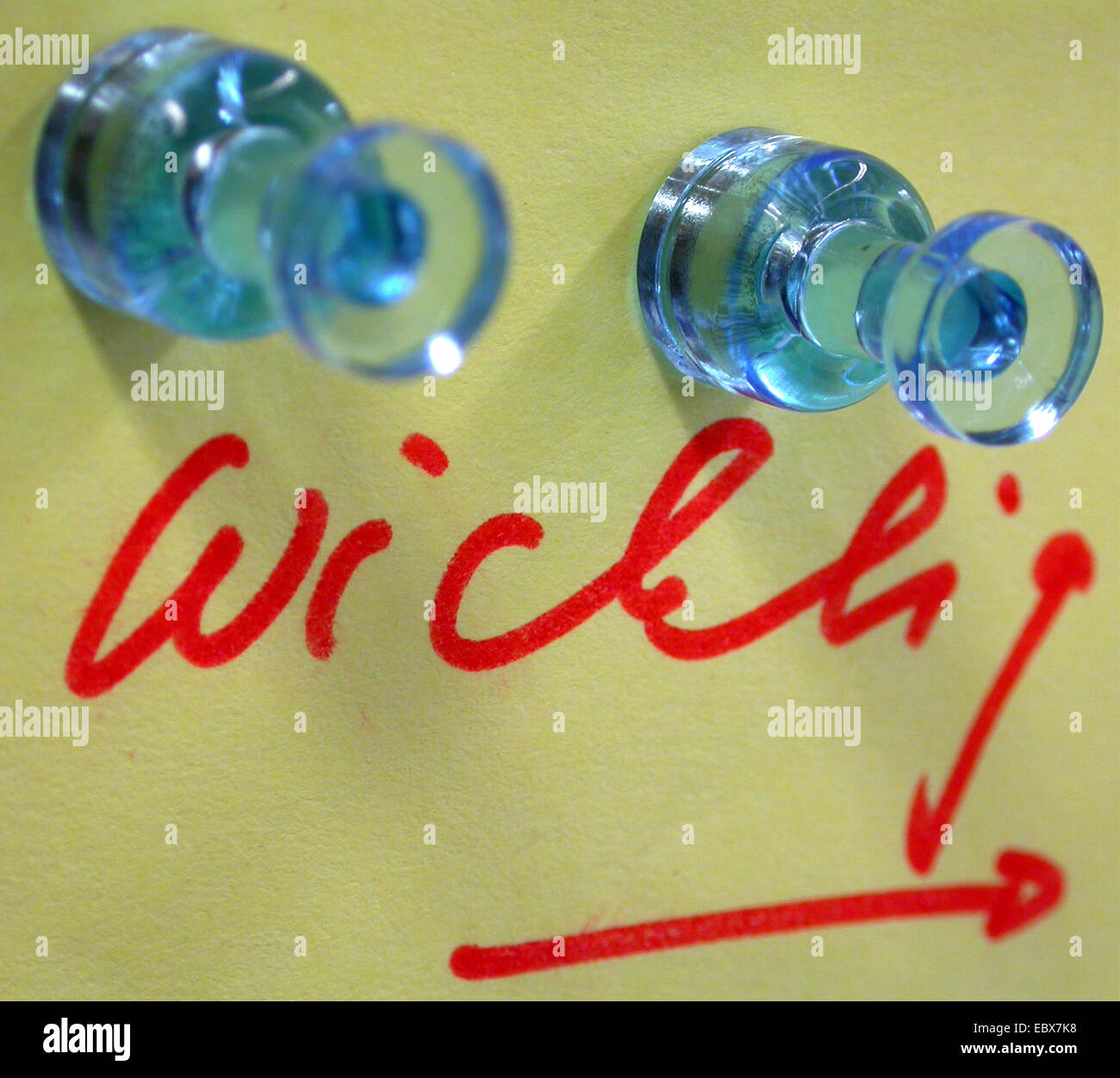 Pin wall with important note Stock Photo - Alamy