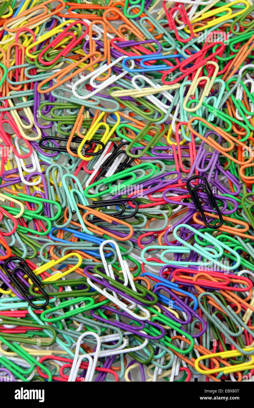 Metallic paper clips hi-res stock photography and images - Alamy