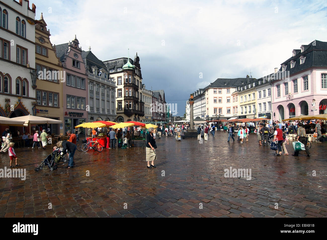 Market squares hi-res stock photography and images - Alamy