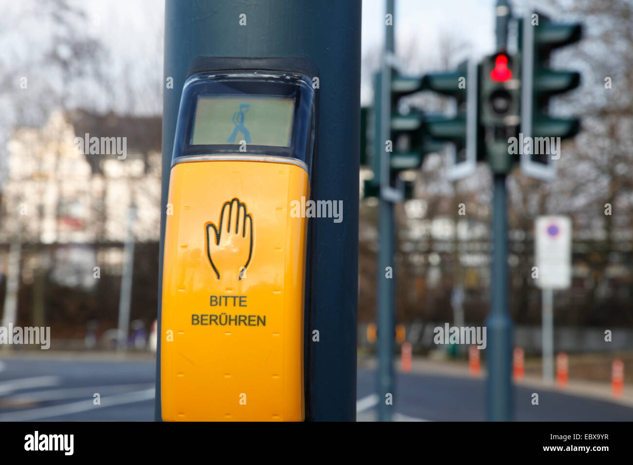 Pedestrian stop sign traffic light hi-res stock photography and images ...