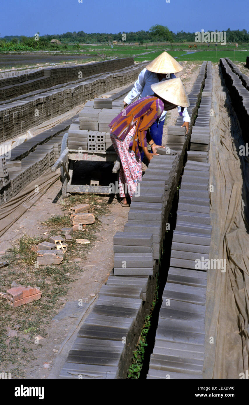 Clay bricks and straw hi-res stock photography and images - Alamy