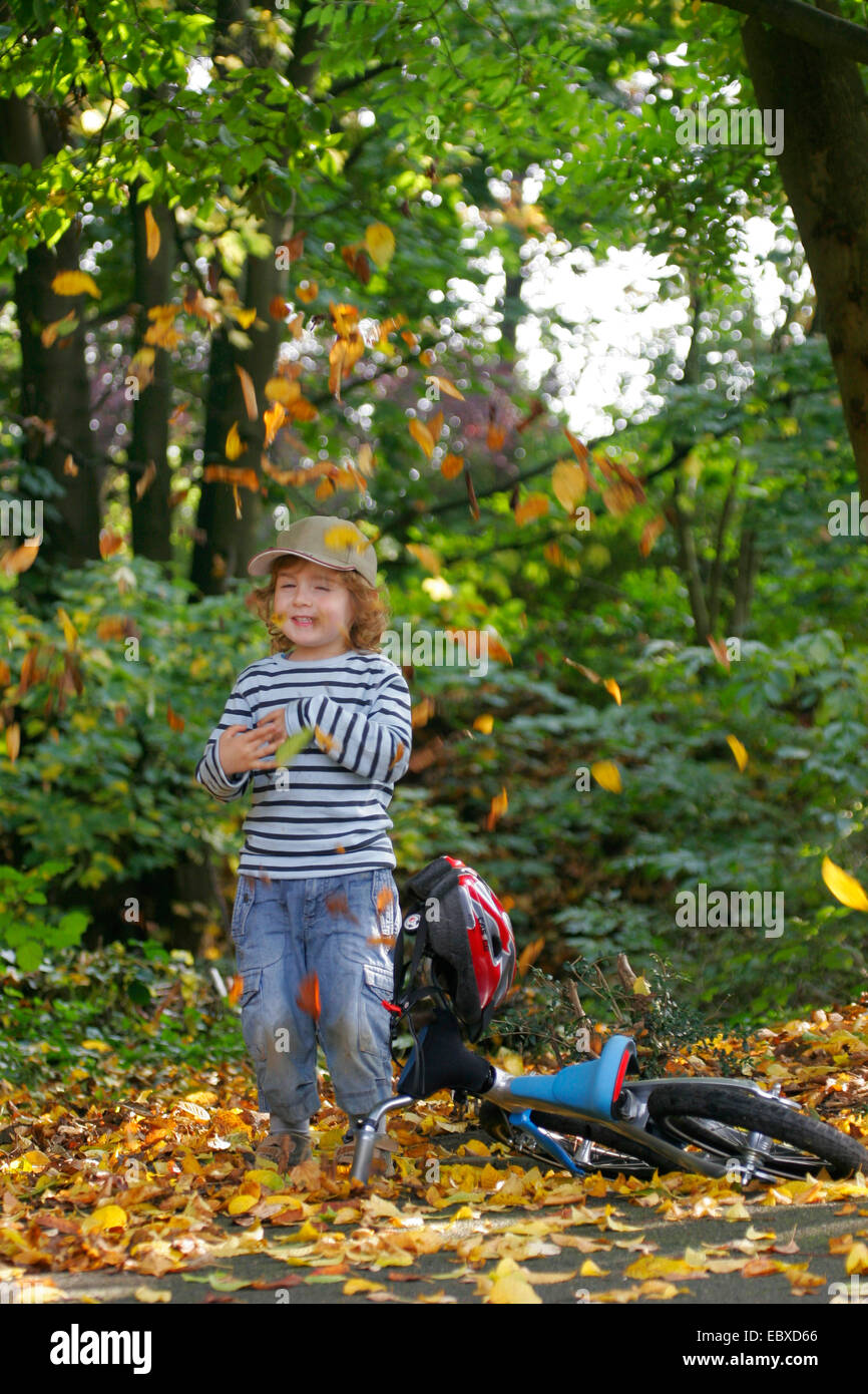 Little kid colouring hi-res stock photography and images - Alamy