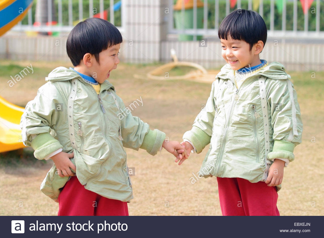 Little Asian Twins Stock Photos & Little Asian Twins Stock Images - Alamy