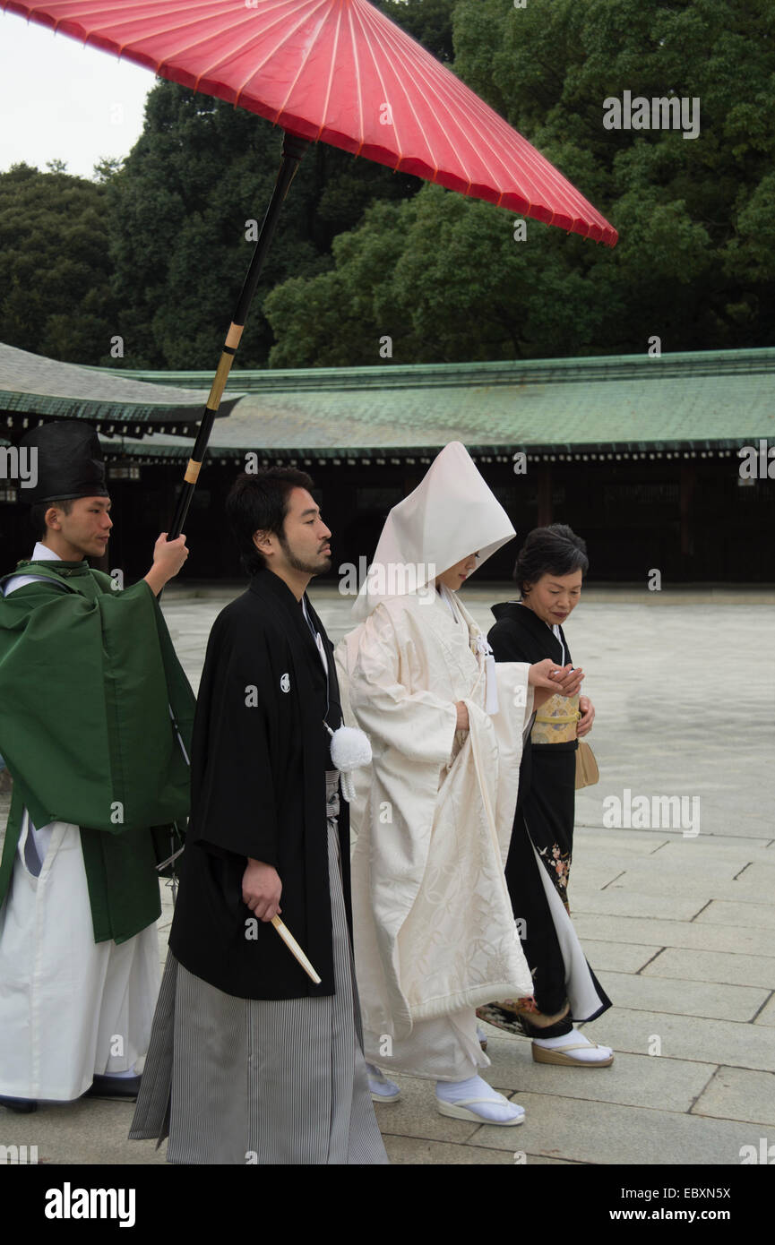 Japanese couple in traditional wedding dress hi-res stock photography ...
