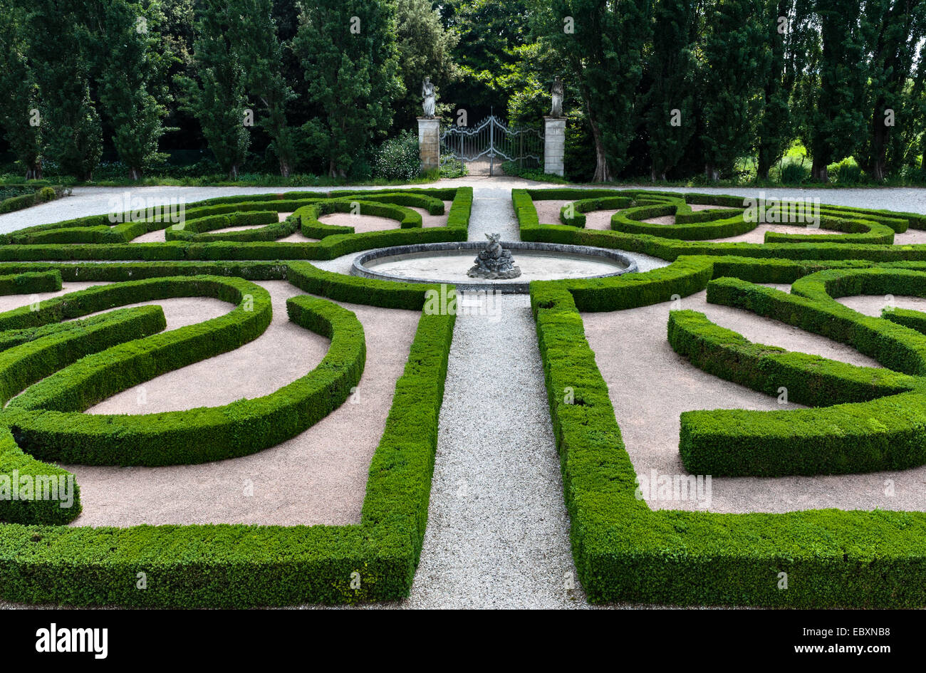 Box hedges hi-res stock photography and images - Alamy