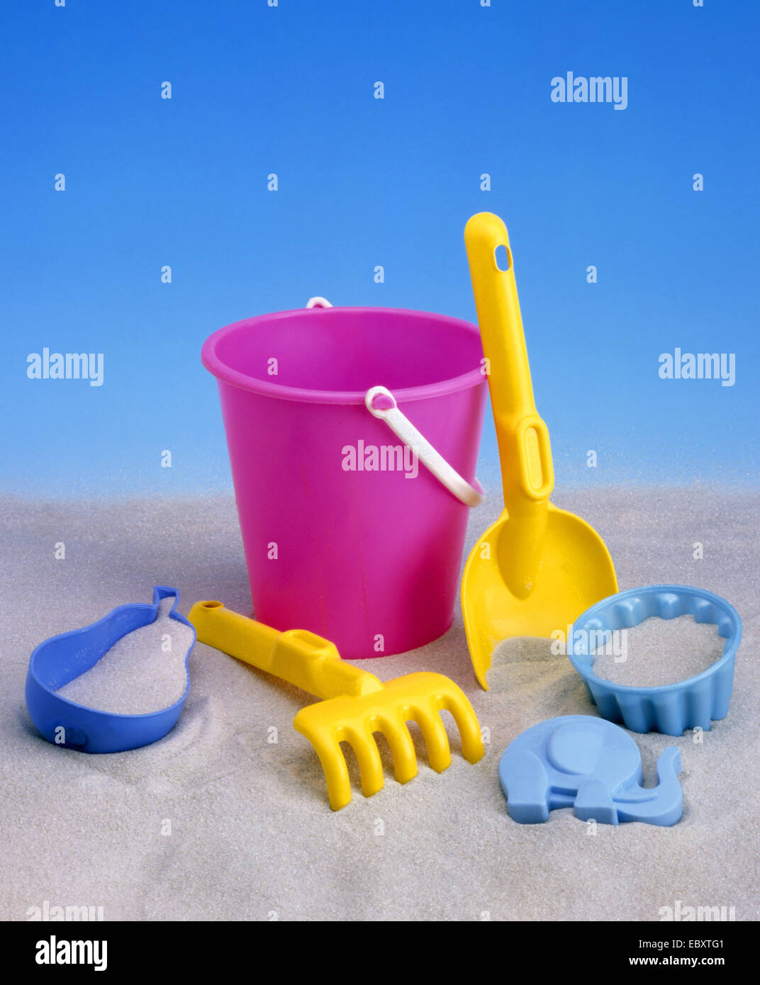 Scoop shape hi-res stock photography and images - Alamy
