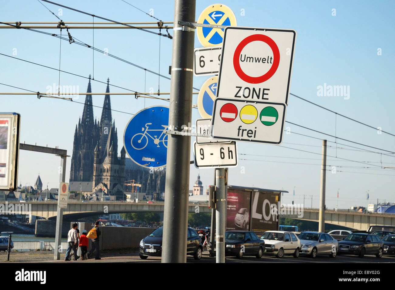 Low Emission Zone, traffic signs in front of Cologne Cathedral, Germany ...