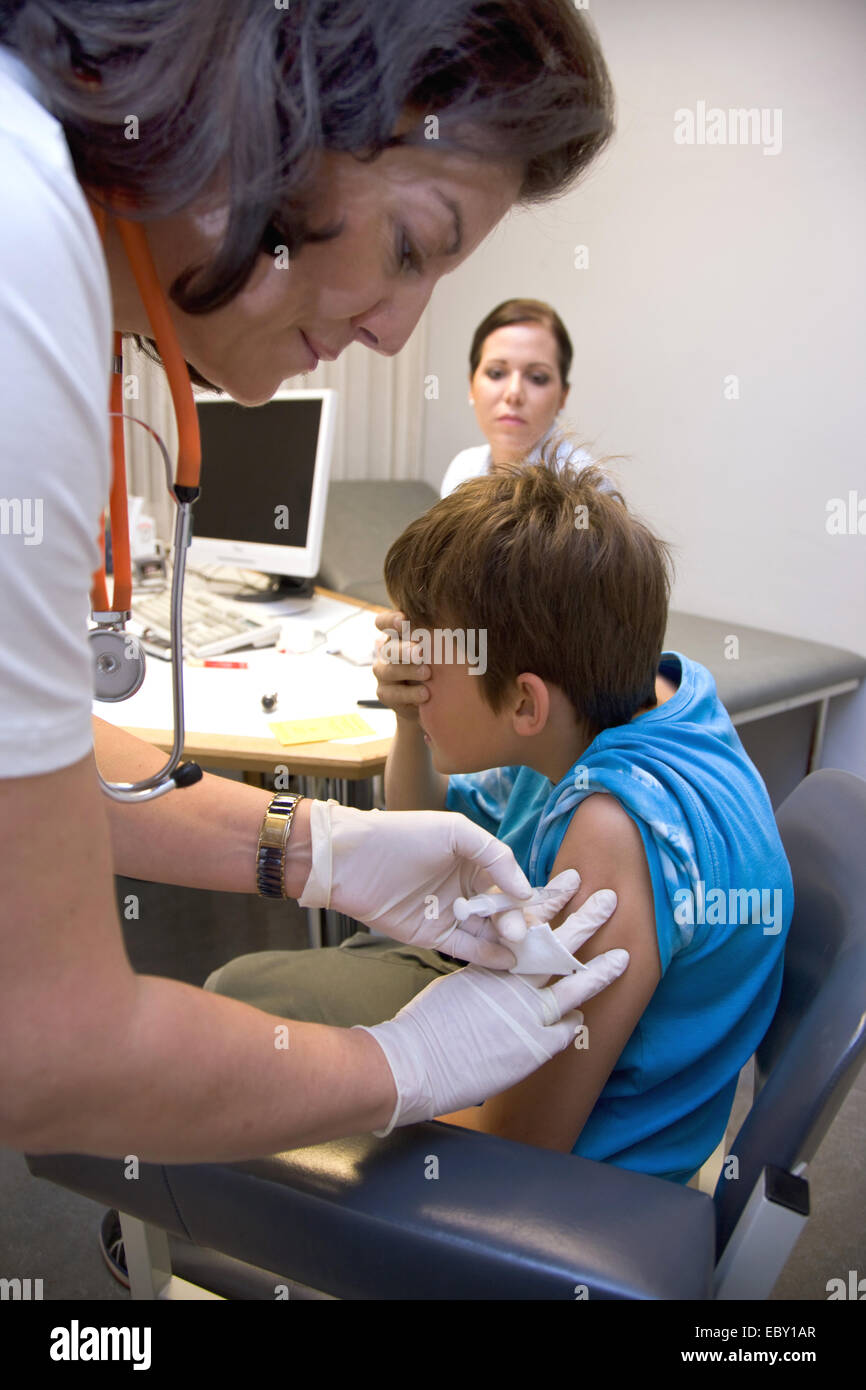 Doctor inoculates a small patient Stock Photo - Alamy