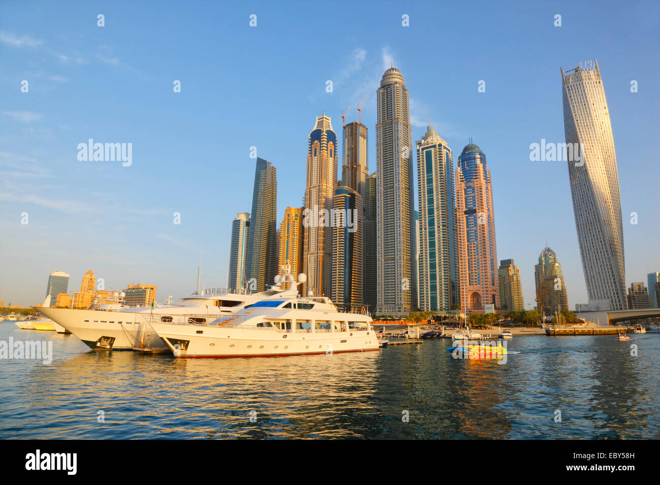 Dubai Marina waterfront Stock Photo - Alamy