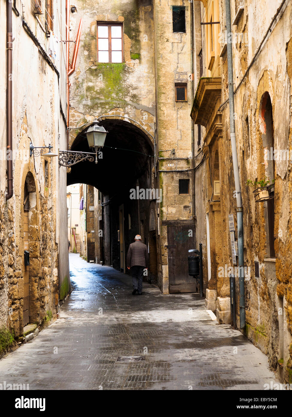 Narrow street in the old medieval town of Pitigliano - Grosseto, Italy ...