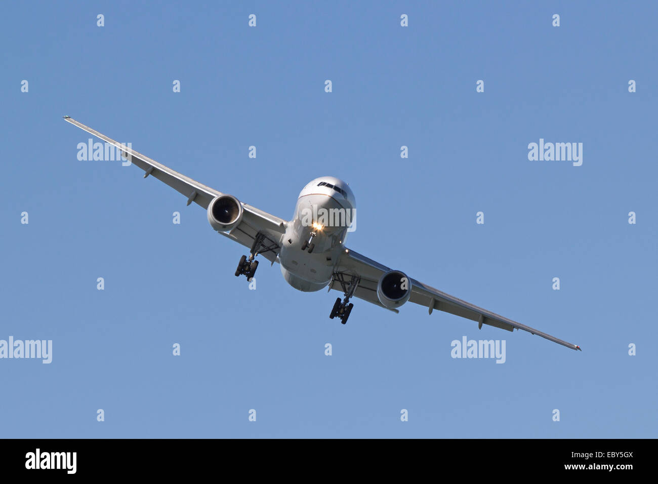 Boeing 777 200 landing hi-res stock photography and images - Alamy