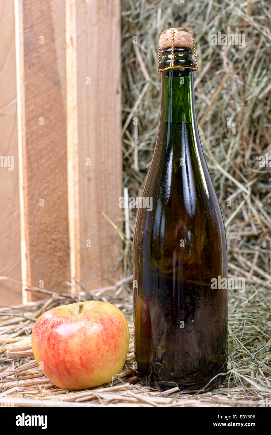 bottle of cider with a apple and straw Stock Photo - Alamy