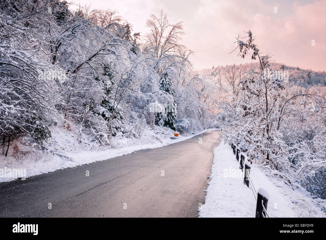 Canada ice road hi-res stock photography and images - Alamy