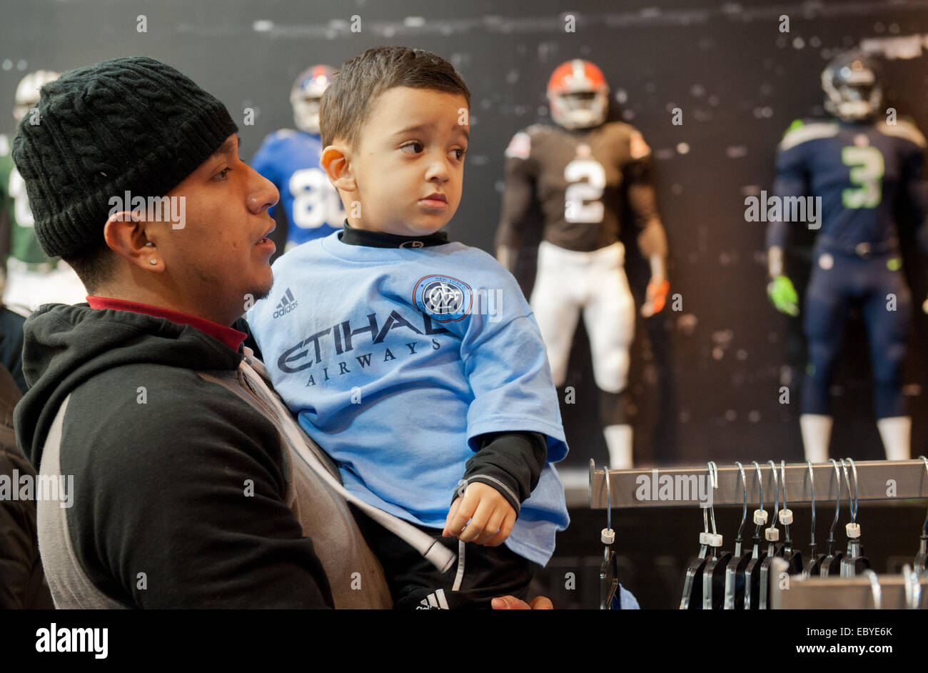Manhattan, New York, USA. 5th Dec, 2014. Fans look on as New York City ...
