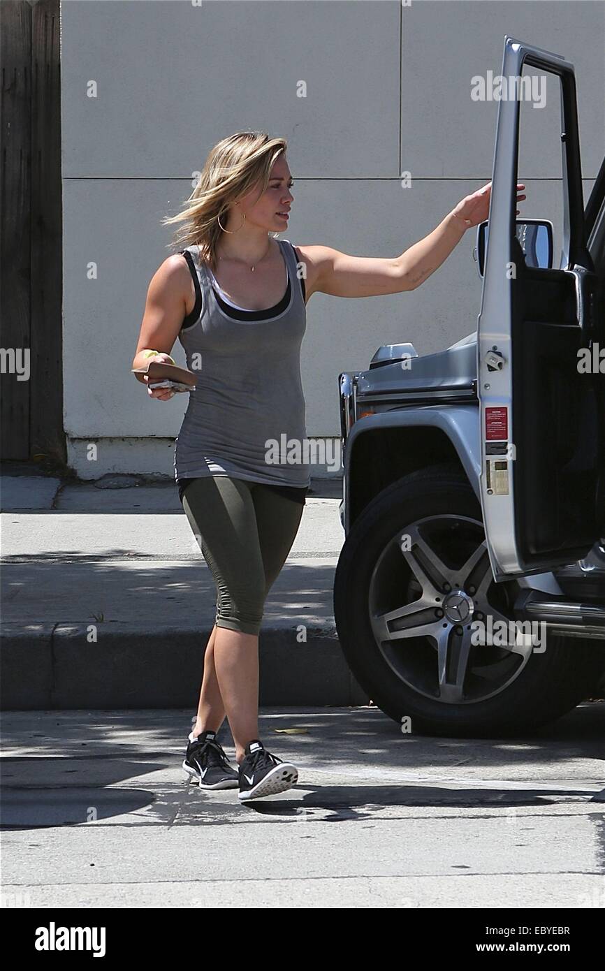 Hilary duff leaves gym looks hi-res stock photography and images - Alamy
