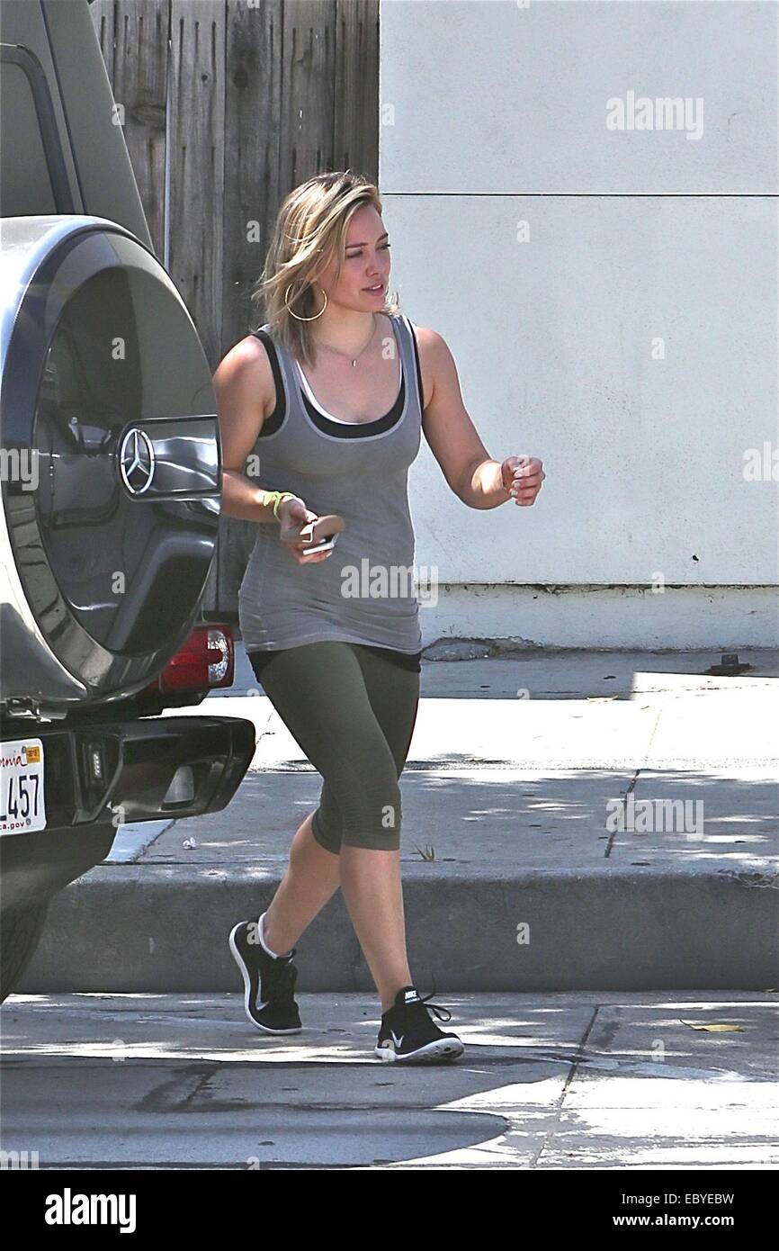 Hilary duff leaves gym looks hi-res stock photography and images - Alamy