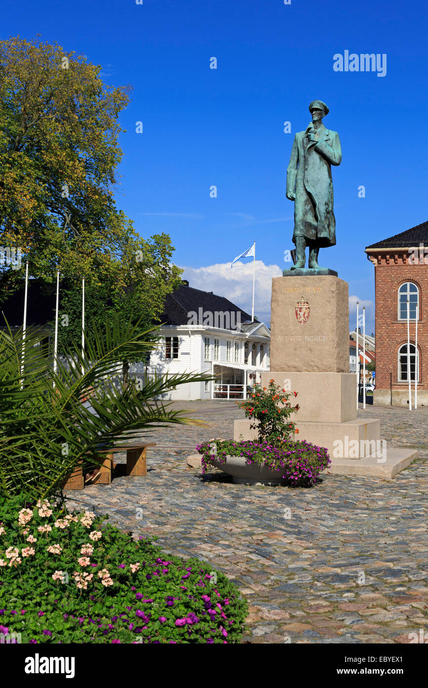 Haakon VII statue in Wegelands Sqaure, Kristiansand, Norway, Europe ...