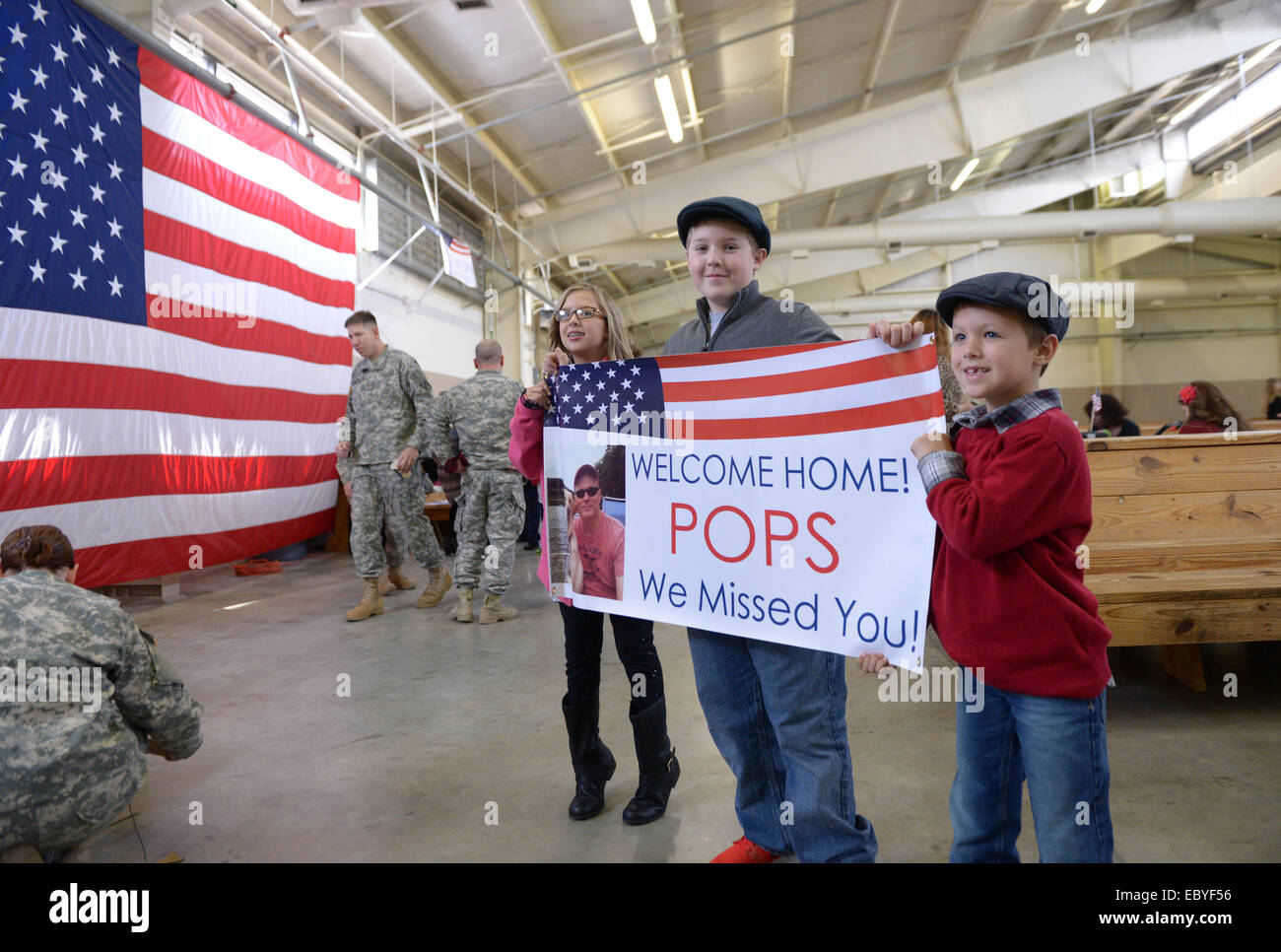 Fort Bragg, USA. 5th Dec, 2014. Emma, Daniel and Joey (L-R) show a ...