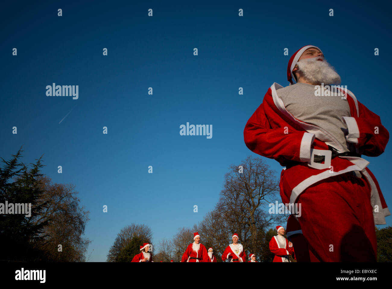 London:Hundreds of Santas run for charity at Battersea Park Stock Photo ...