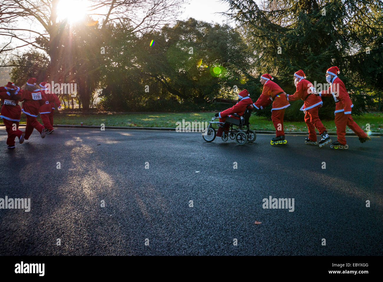 London:Hundreds of Santas run for charity at Battersea Park Stock Photo ...