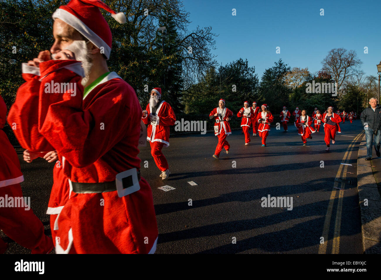 London:Hundreds of Santas run for charity at Battersea Park Stock Photo ...