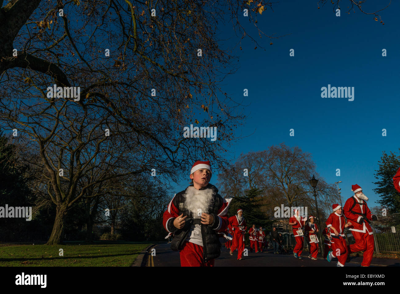 London:Hundreds of Santas run for charity at Battersea Park Stock Photo ...