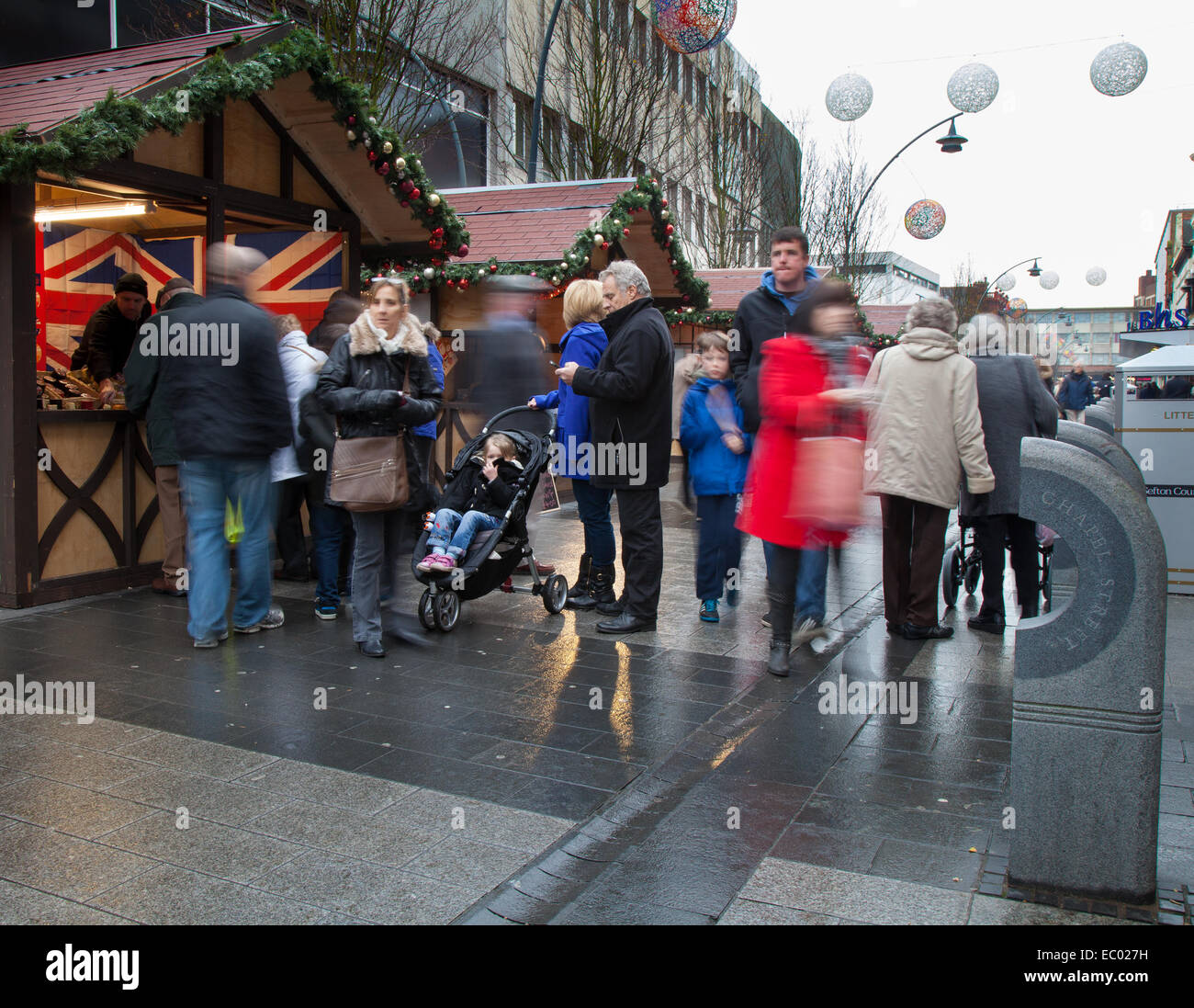Crowd at traditional christmas market chalet hi-res stock photography ...