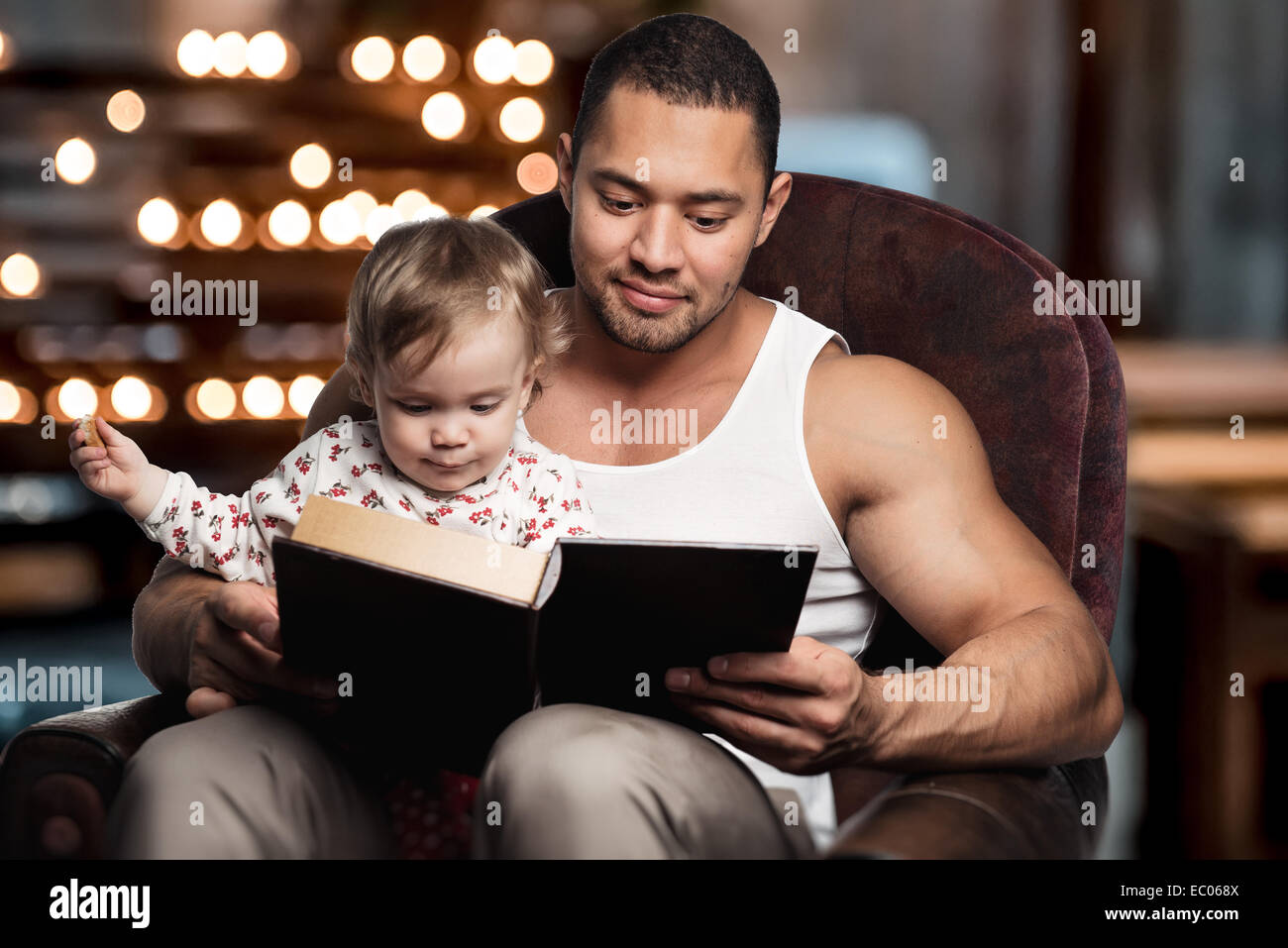 Father reading book to daughter Stock Photo - Alamy