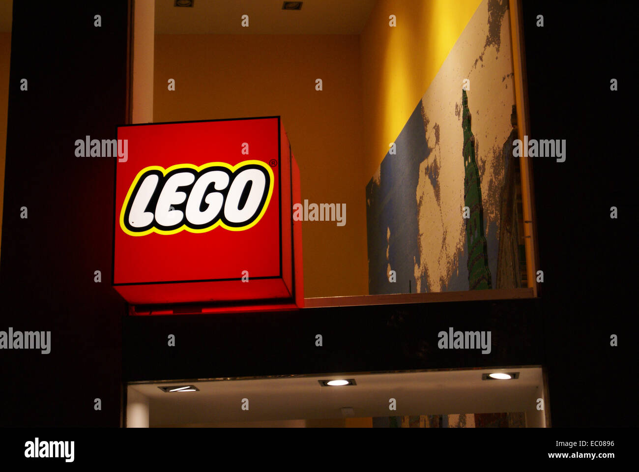 Lego shop hi-res stock photography and images - Alamy