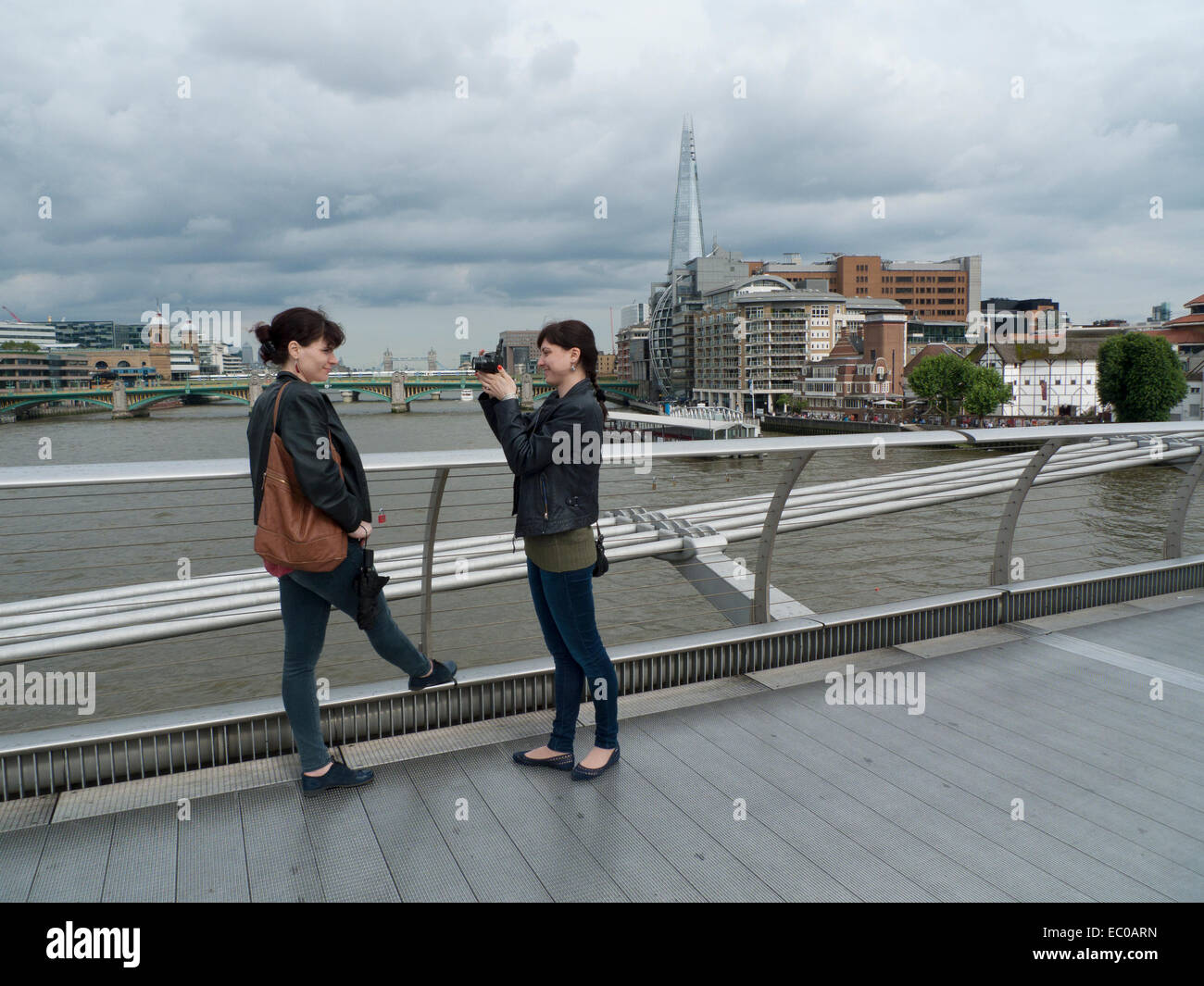 London bridge photo people hi-res stock photography and images - Alamy