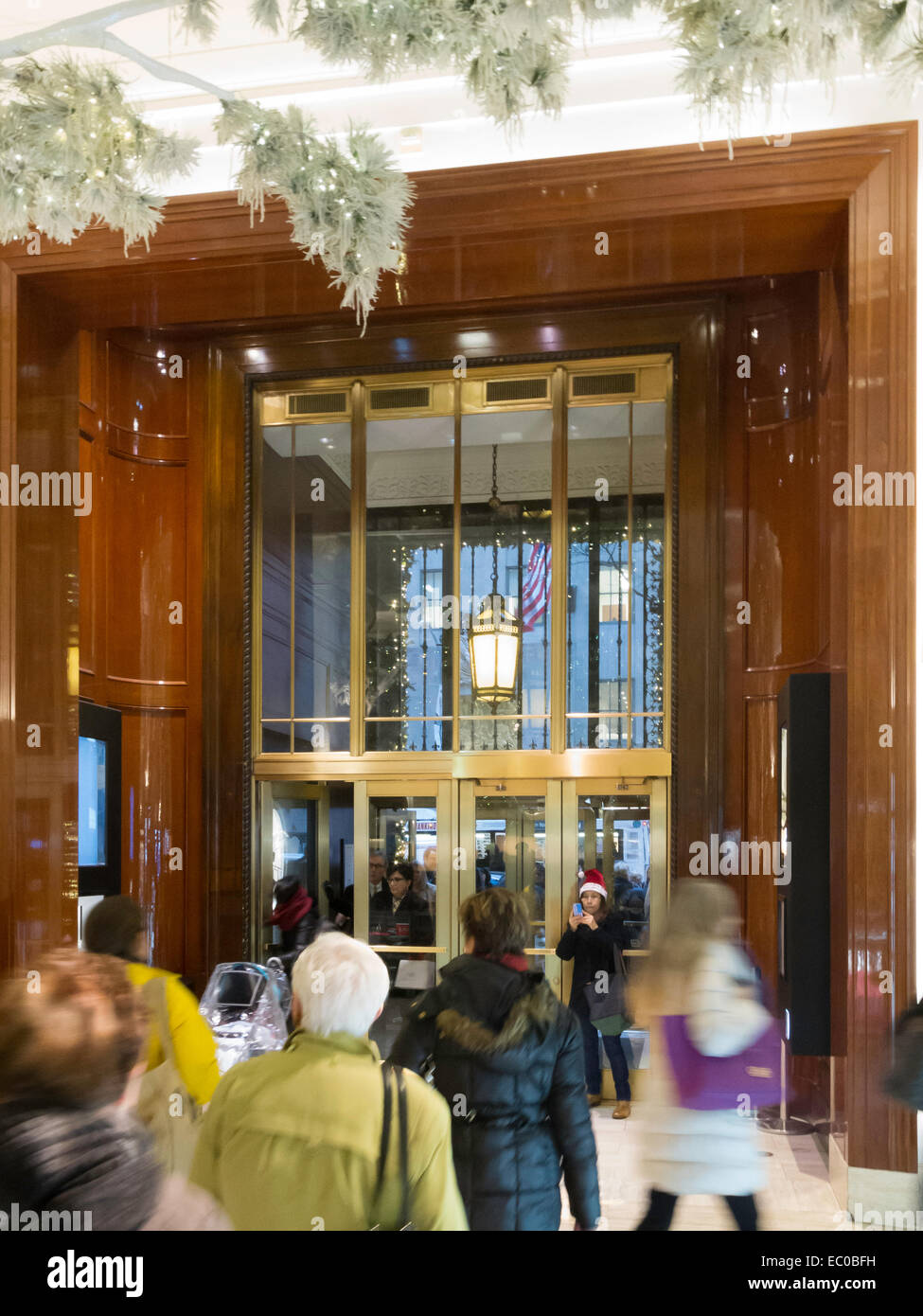 Sale Door Entrance Shoppers High Resolution Stock Photography and ...