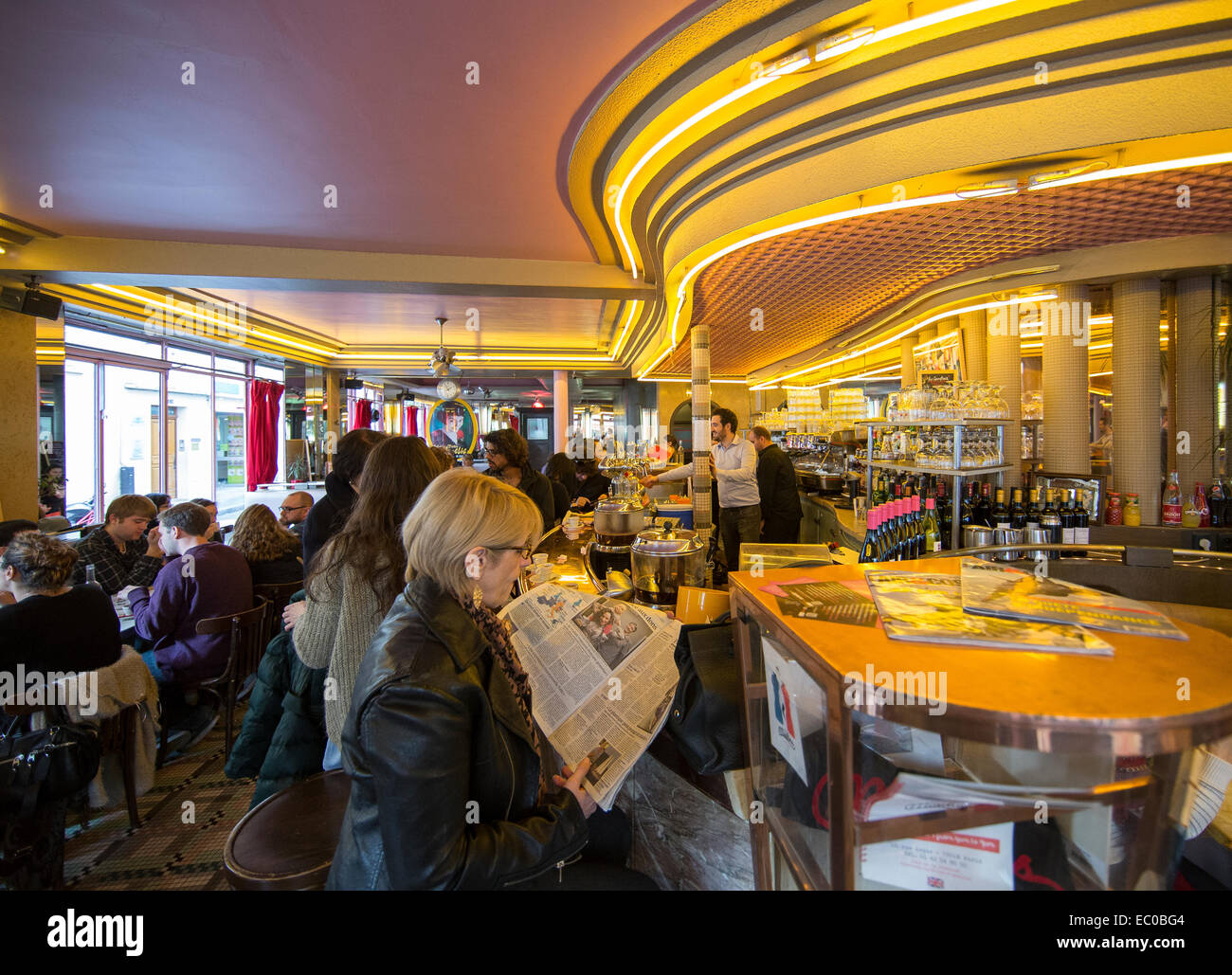 Paris cafe 1950s hi-res stock photography and images - Alamy