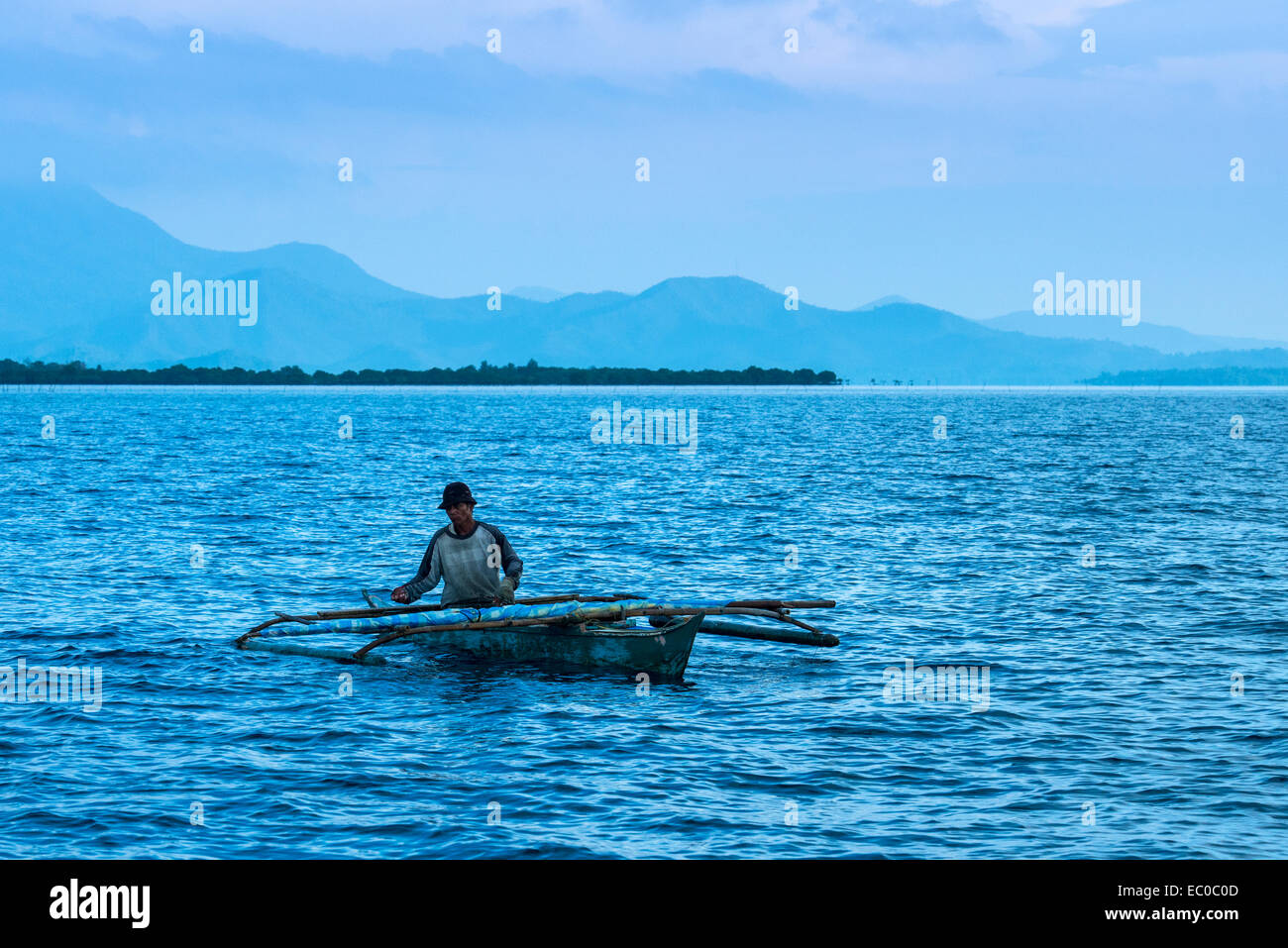 Philippines palawan outrigger fishing boat hi-res stock photography and ...
