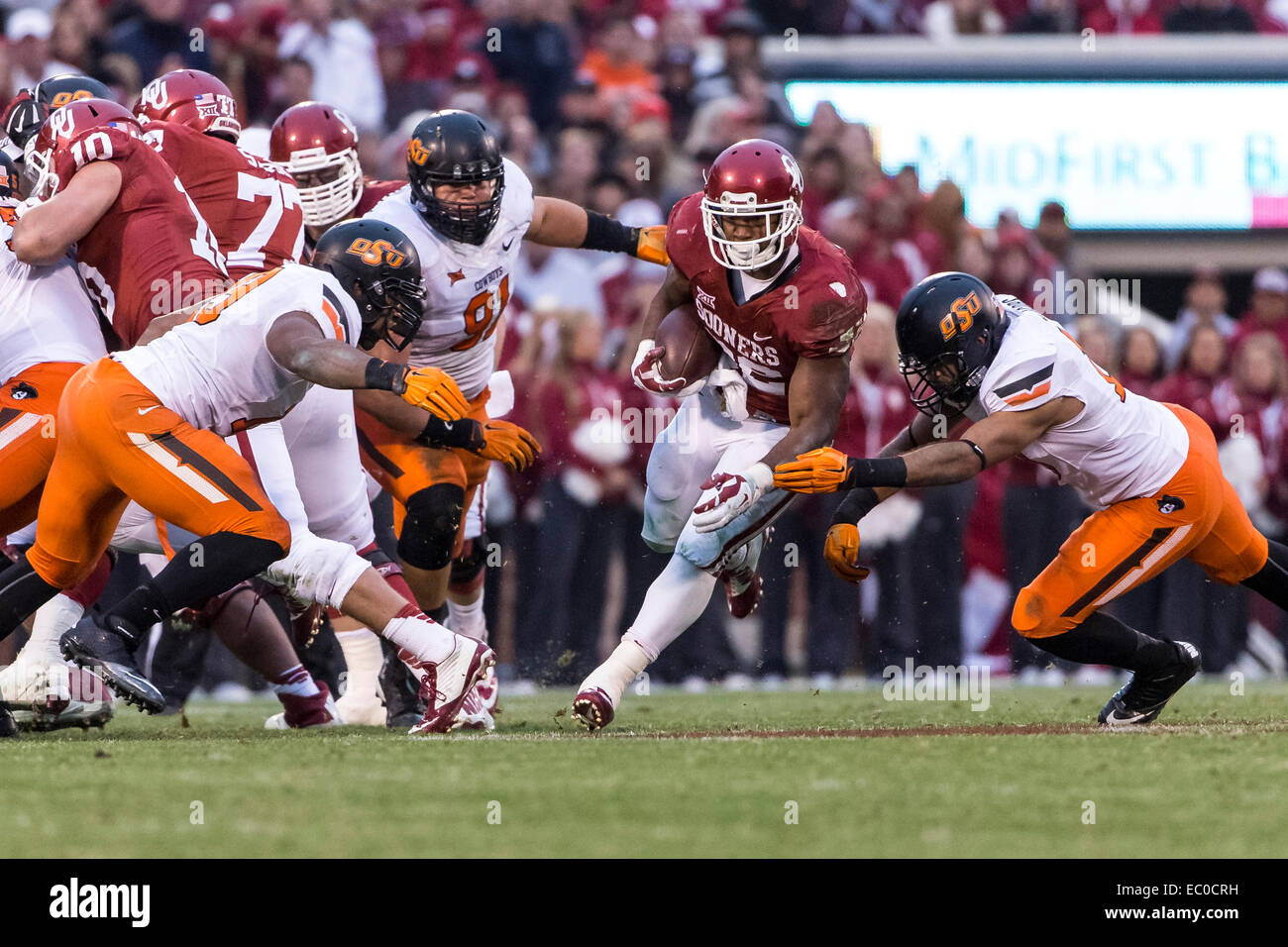 Norman, OK., US. 6th Dec, 2014. Oklahoma Sooners running back Samaje Perine (32) runs the ball ...