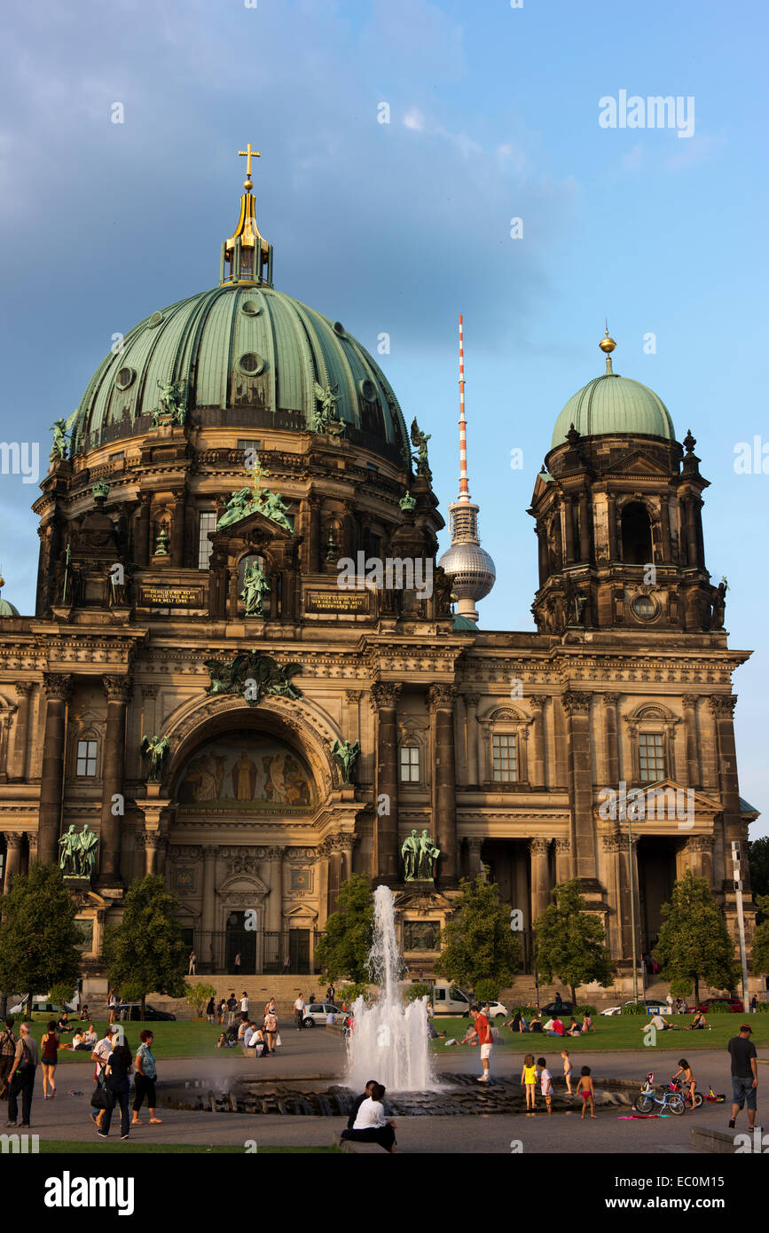 Dom background hi-res stock photography and images - Alamy