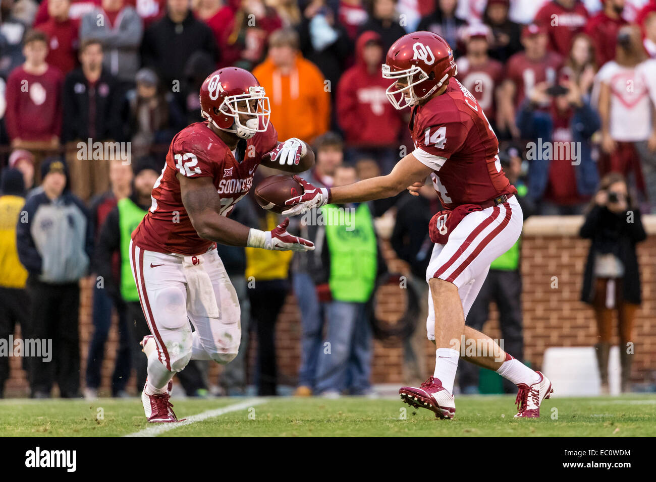 Norman, OK., US. 6th Dec, 2014. Oklahoma Sooners quarterback Cody Thomas (14) hands the ball to ...
