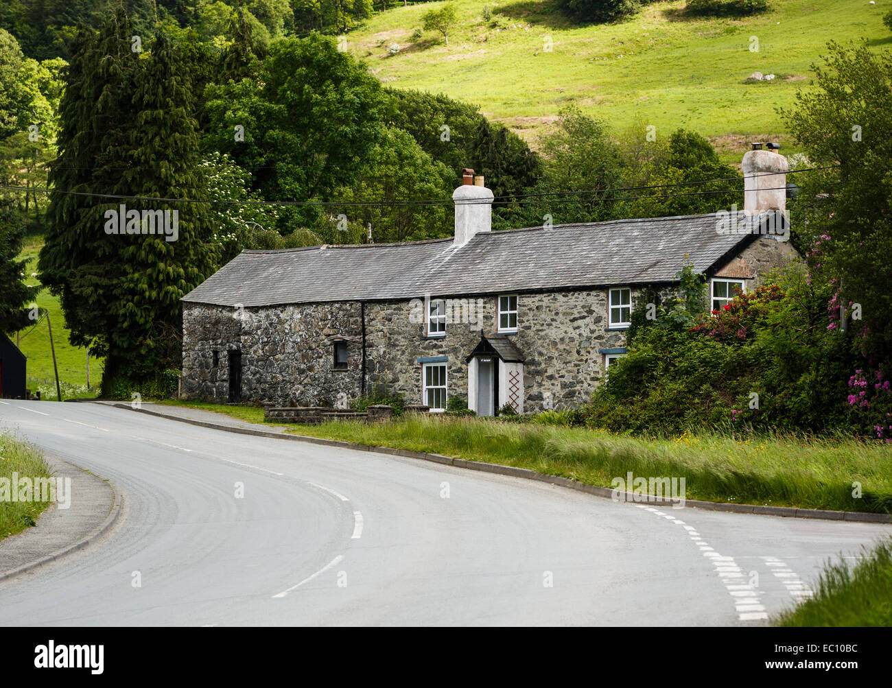 Cottage and fields hi-res stock photography and images - Alamy