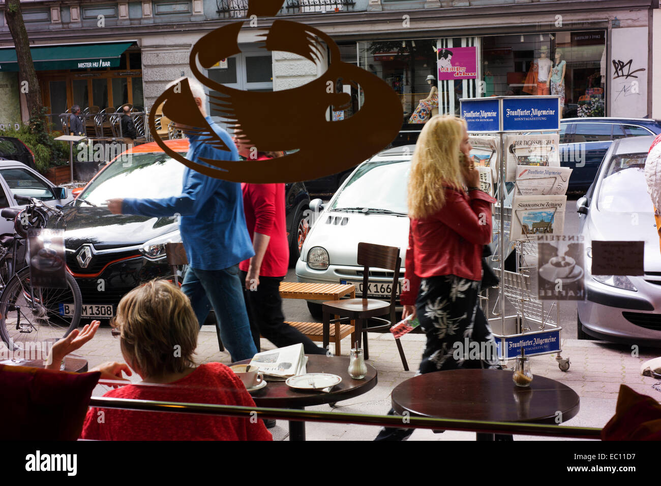 Sidewalk cafe culture hi-res stock photography and images - Alamy