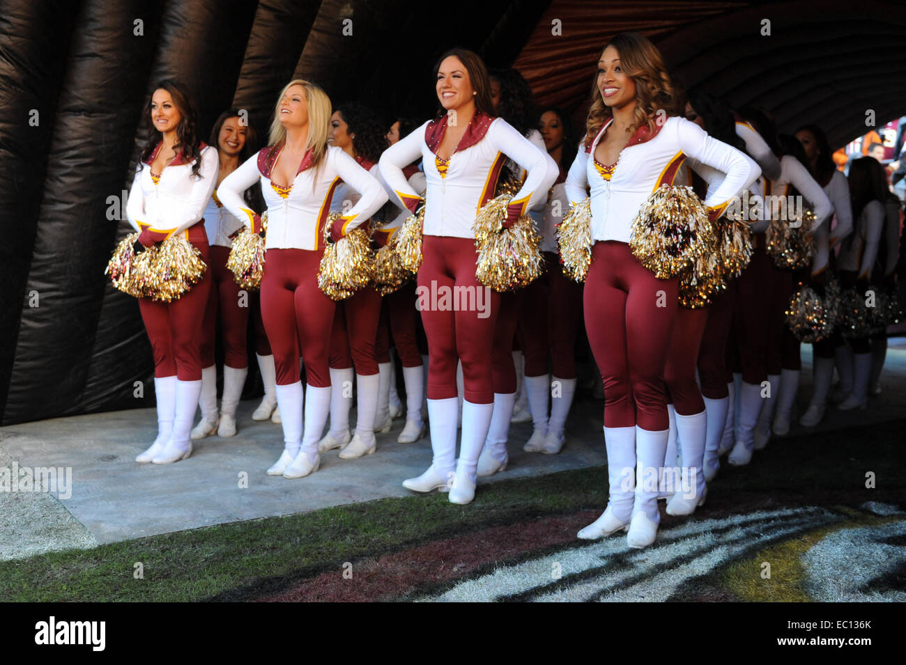 Washington redskin cheerleaders hi-res stock photography and images - Alamy