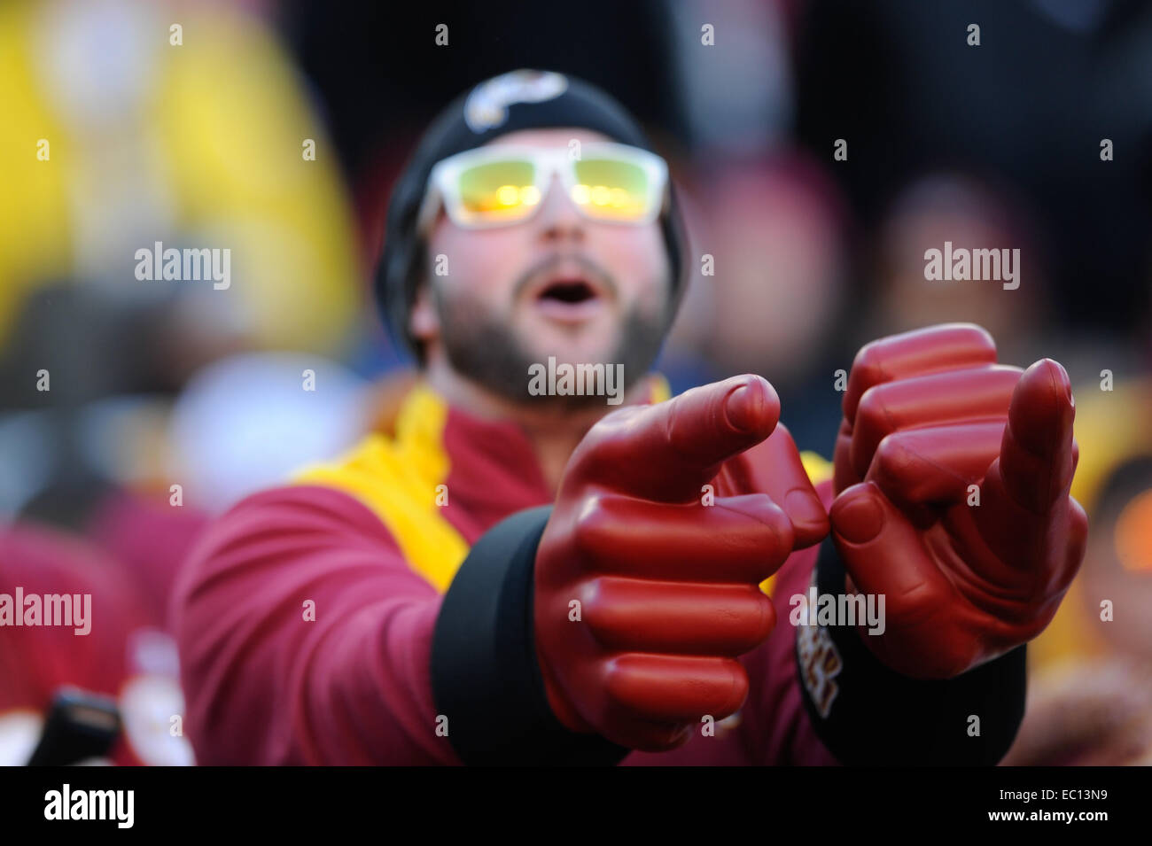 Landover, Maryland, USA. 07th Dec, 2014. A Redskin fan with huge hands ...