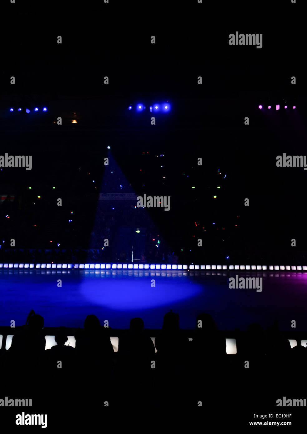 Arena crowd hi-res stock photography and images - Alamy