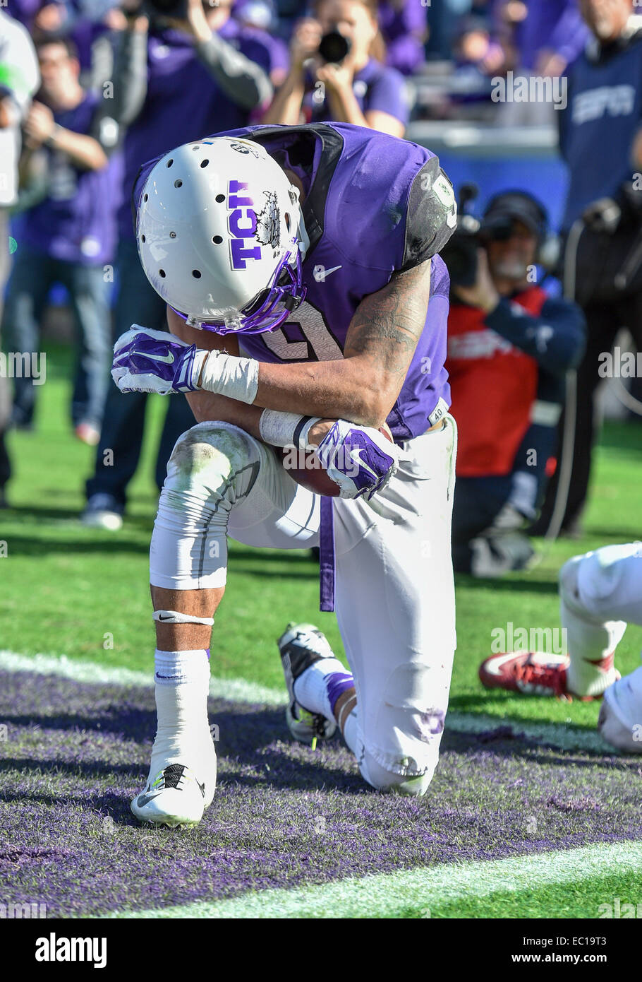 TCU Horned Frogs wide receiver Josh Doctson (9) makes a leaping catch ...