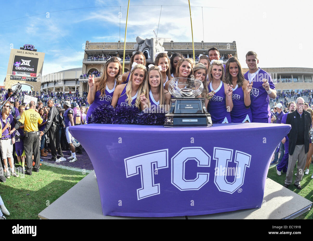 Tcu cheerleaders show girls pose hi-res stock photography and images ...