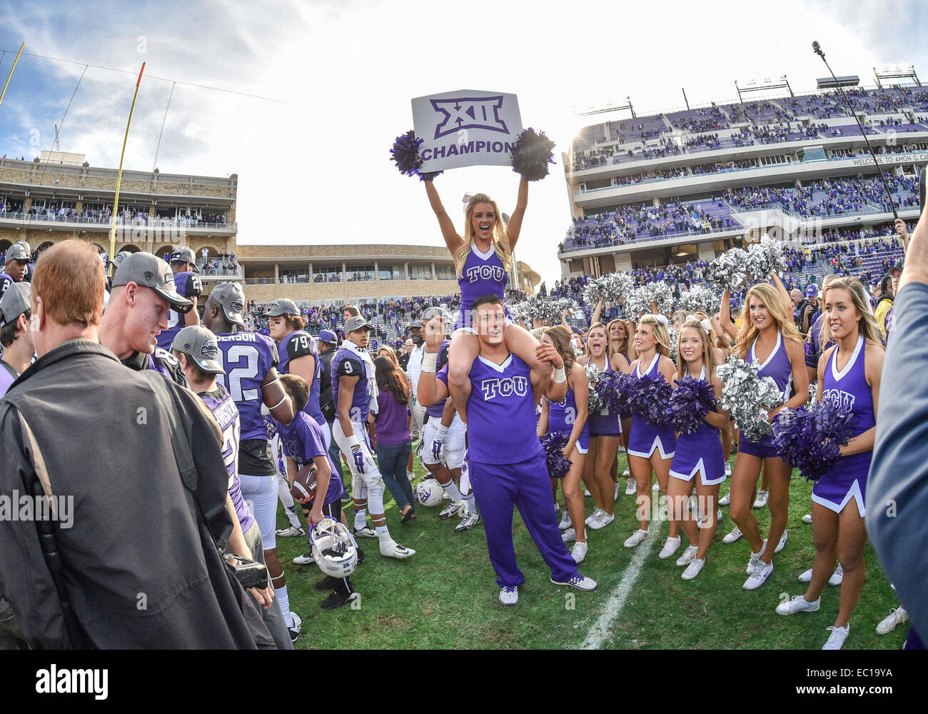 Tcu cheerleaders show girls pose hi-res stock photography and images ...