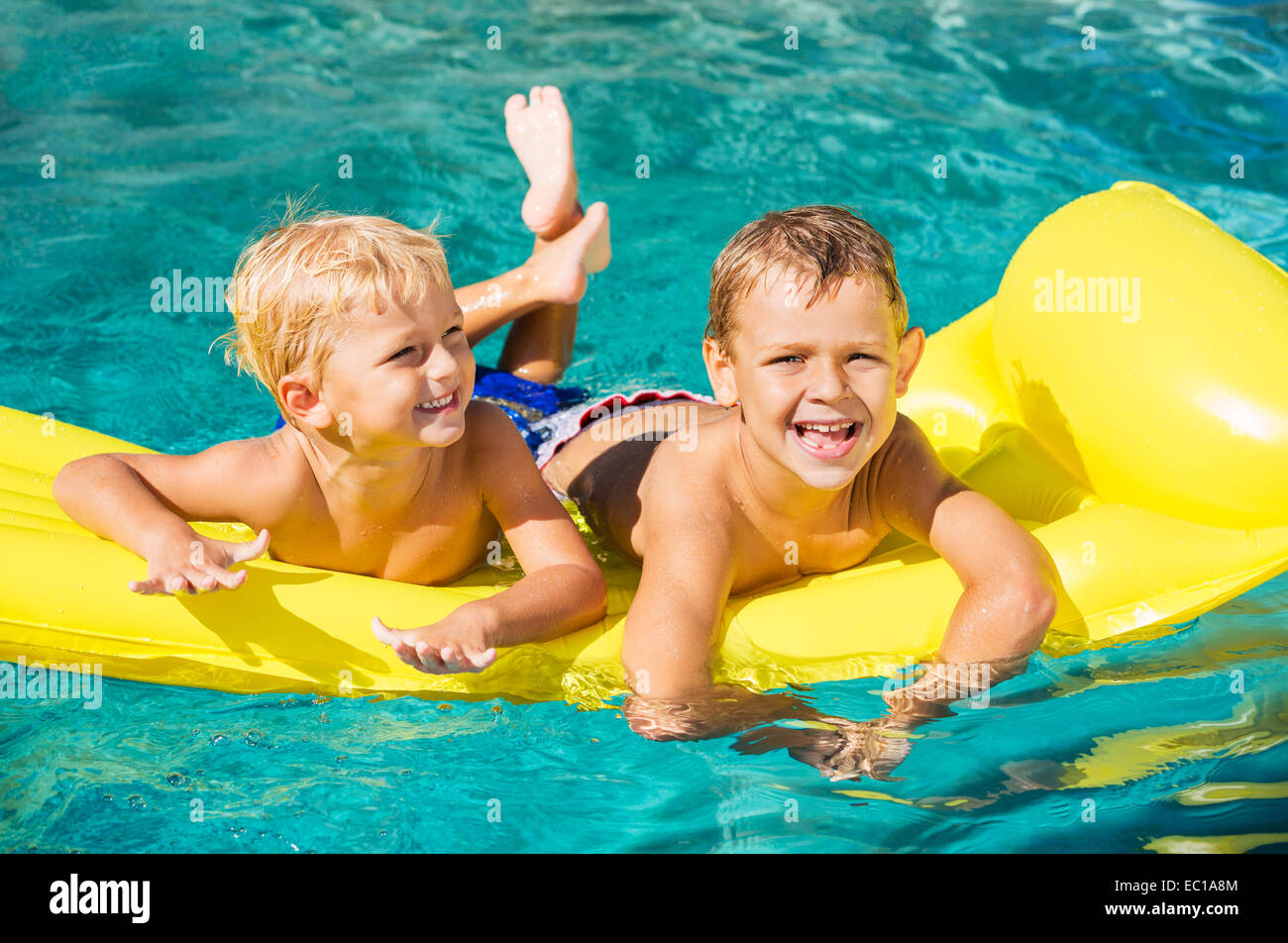 Kids on summer hi-res stock photography and images - Alamy